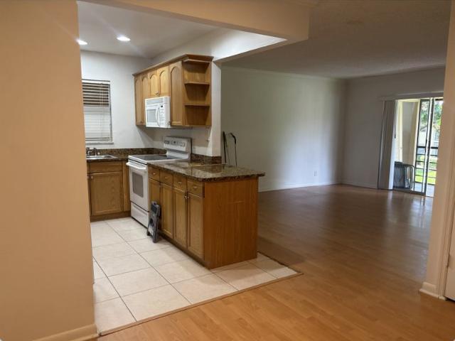 1/1 Apartment with Studio great location