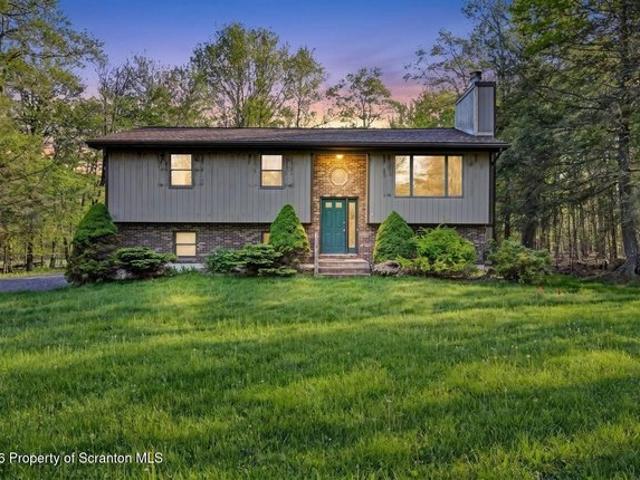 11 Bass Ct, Gouldsboro, PA 18424