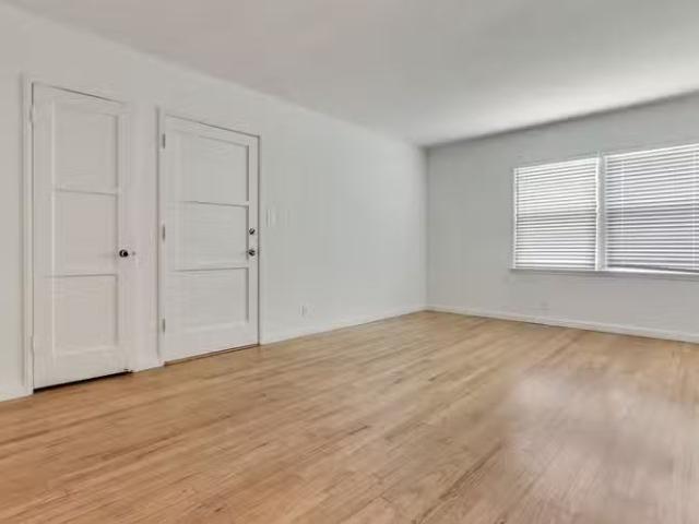 1+1 Bathroom Bay Street Garden Apartments