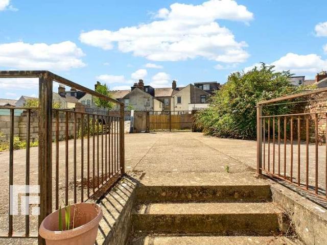 11 bed flat for sale
