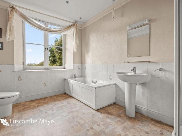 11 bed house for sale