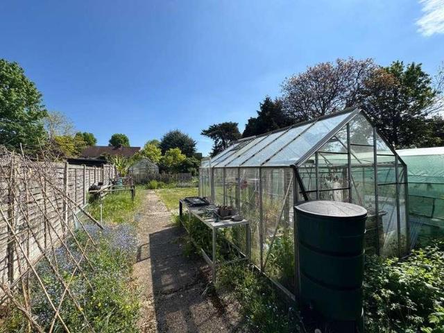 11 bed house for sale