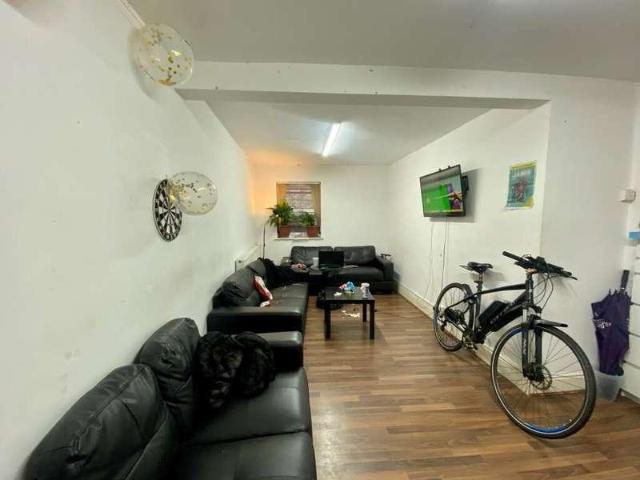 11 bed house for sale