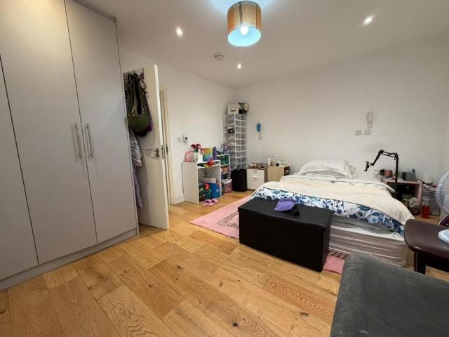 11 bedroom detached house to rent