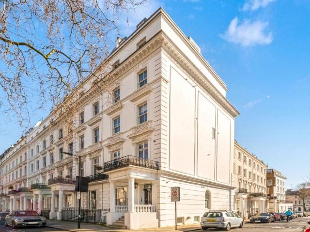 11 bedroom end of terrace house for sale