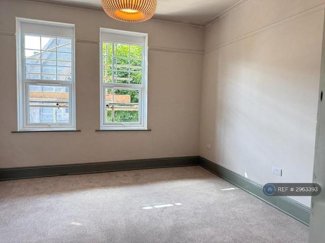 11 bedroom end of terrace house to rent