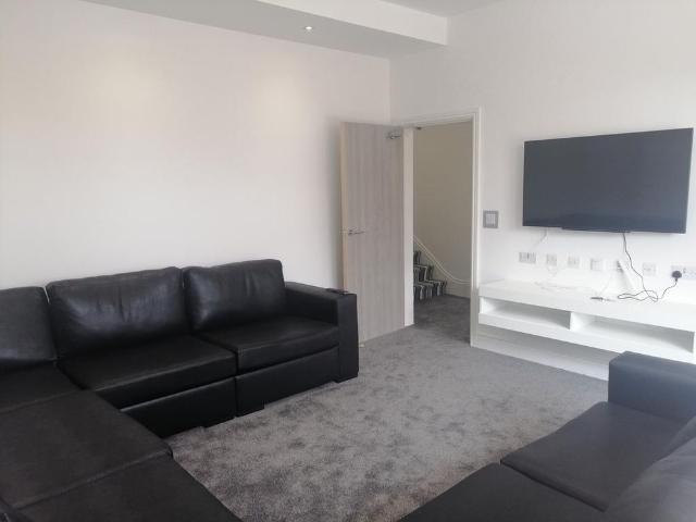 11 bedroom end of terrace house to rent