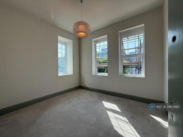 11 bedroom end of terrace house to rent