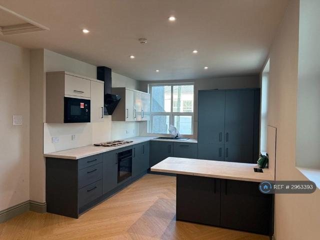 11 bedroom end of terrace house to rent