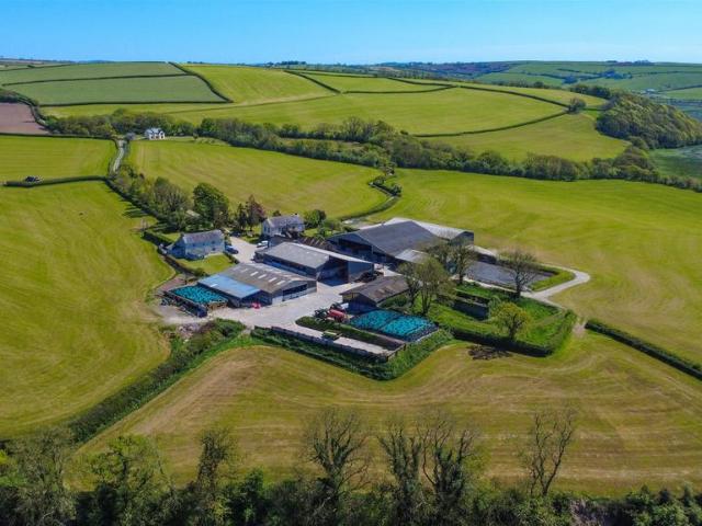 11 bedroom property with land for sale