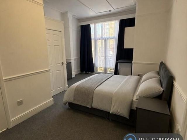 11 bedroom semi detached house to rent