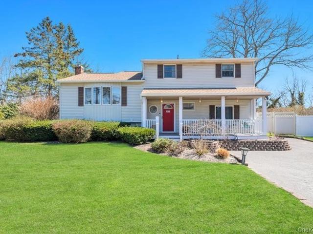 11 Biscayne Dr, Selden, NY 11784