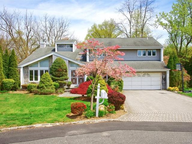11 Bonnie Lynn Ct, Roslyn, NY 11576