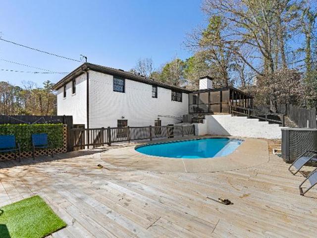 11 Br, 3 bath, Single Family 5330 Warrington Pl
