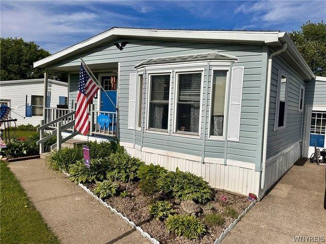 11 Brookridge Dr, Hamburg, NY 14075