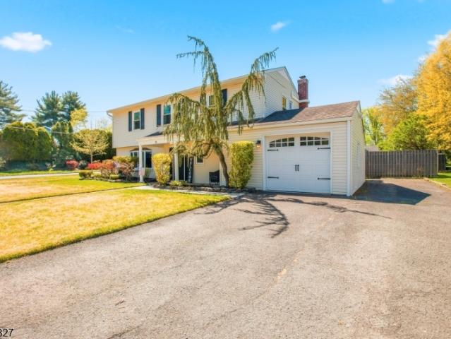 11 Briar Hills Cir