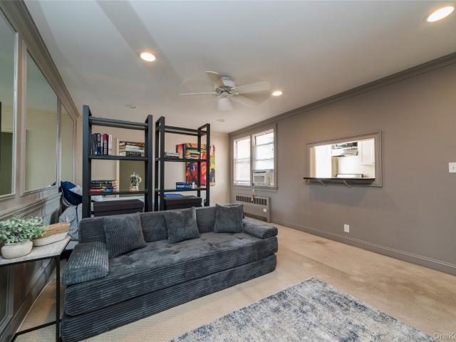 11 Bryant Crescent 2A