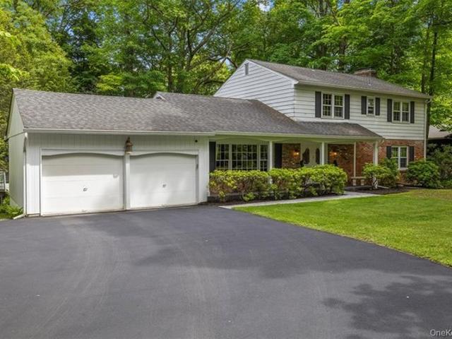 11 Carnelli Ct, Poughkeepsie, NY 12603