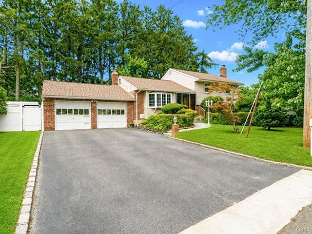 11 Carrol Pl, Greenlawn, NY 11740