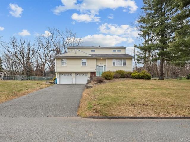 11 Castle Dr, Chestnut Ridge, NY 10977