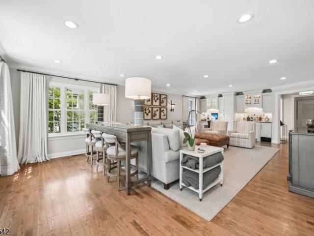 11 Cayuga Way