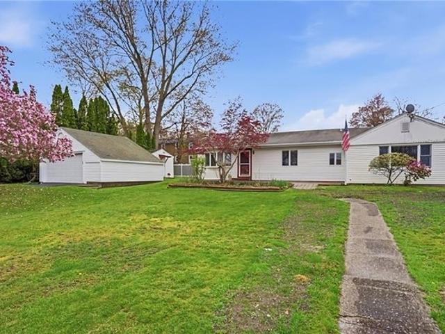 11 Cedar Dr, Bristol, RI 02809