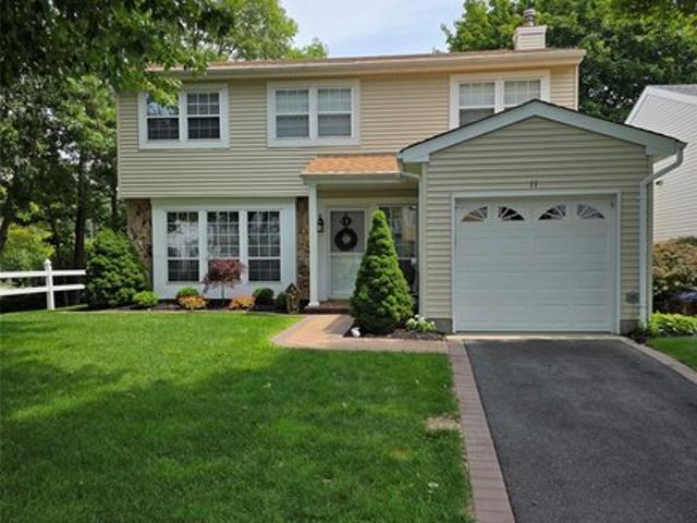 11 Colony Dr, Holbrook, NY 11741