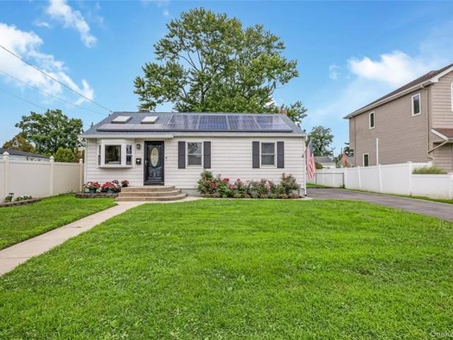 11 Delano Pl, West Babylon, NY 11704