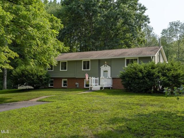 11 Donna Dr, Gansevoort, NY 12831