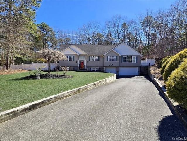 11 Doral Ln, Yaphank, NY 11980