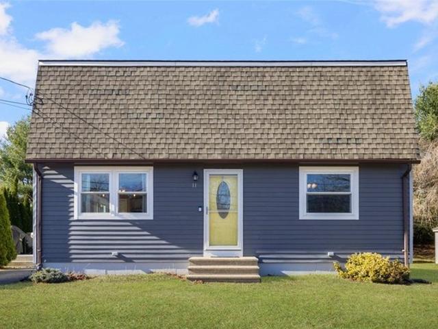 11 Drawbridge Dr, West Warwick, RI 02893