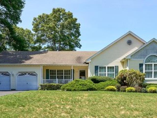 11 Embassy Rd, Selden, NY 11784