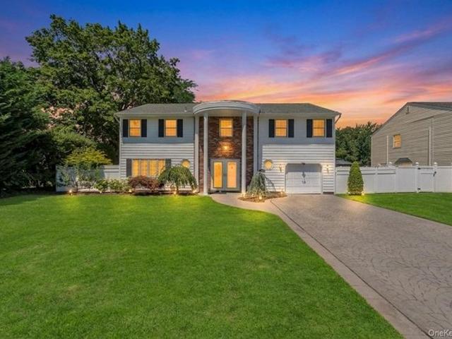 11 Empress Pines Dr, Nesconset, NY 11767