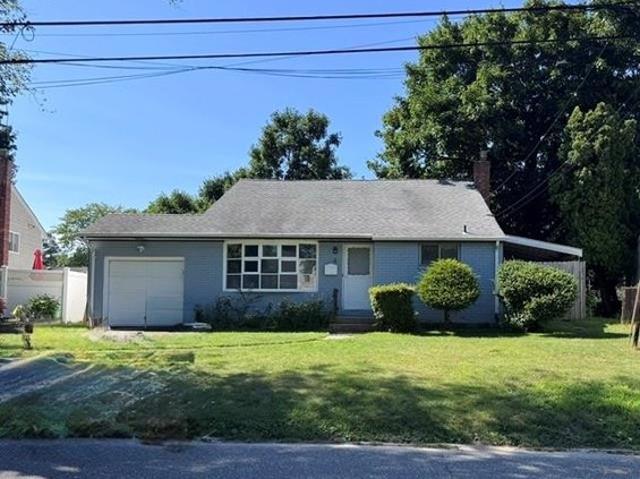 11 Foley Pl, Huntington Station, NY 11746