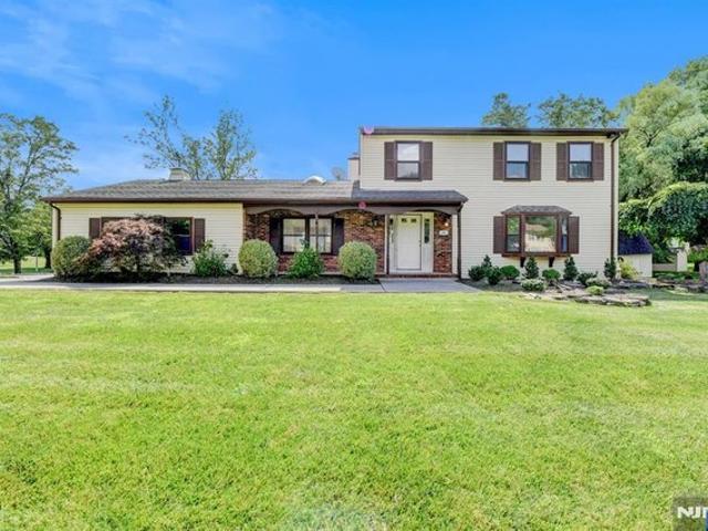11 Fox Run Dr, East Hanover, NJ 07936