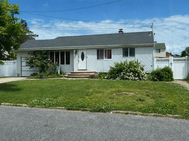 11 Franklin St, Brentwood, NY 11717