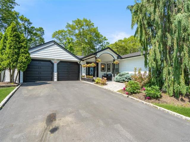 11 Gallatin Dr, Dix Hills, NY 11746