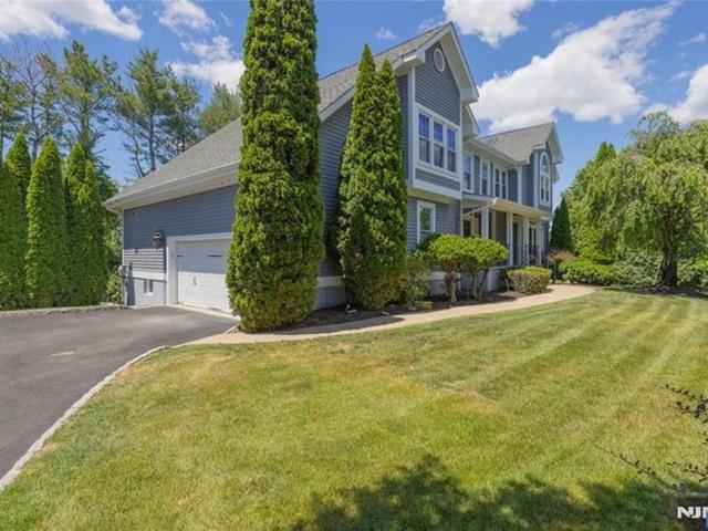 11 Gates Pl, Wayne, NJ 07470