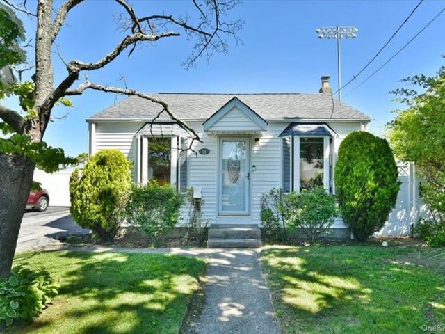 11 Glenda Dr, West Babylon, NY 11704