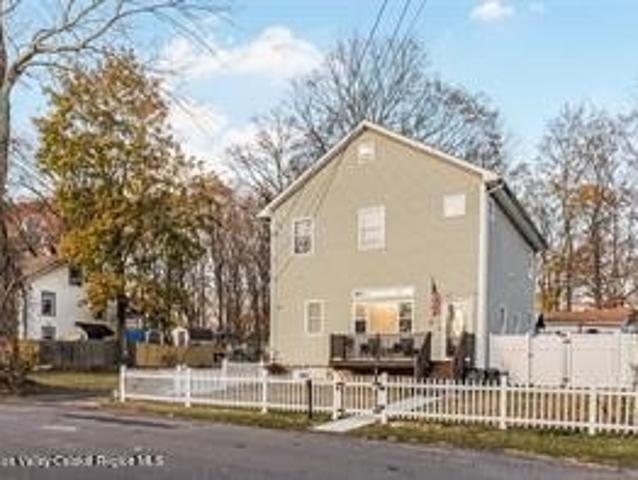11 Grove St, Highland, NY 12528