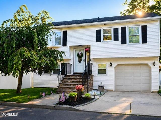 11 Grove St, Middletown, NJ 07748