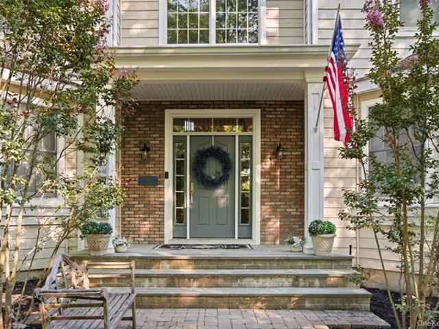 11 Grace Ln, Huntington, NY 11743