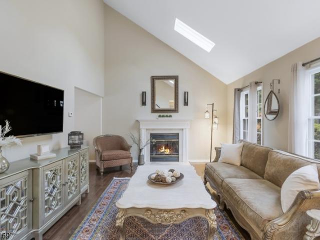 11 Hampton Ct