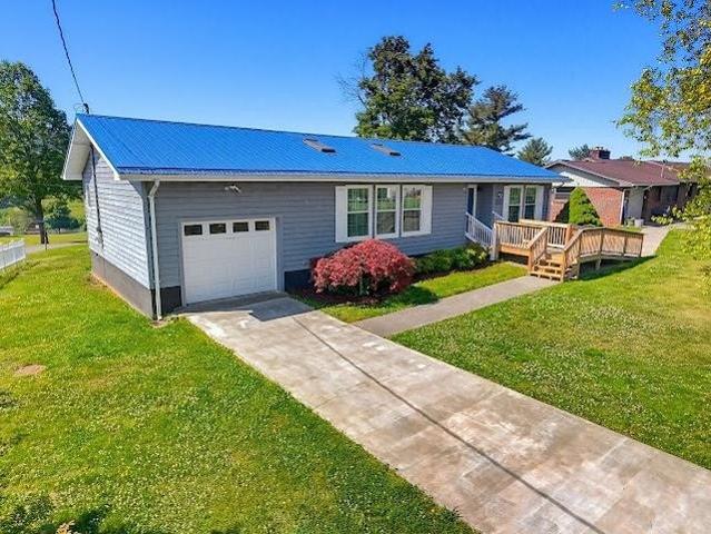 11 Hankins Ln, Castlewood, VA 24224