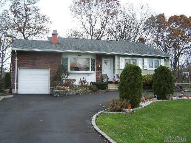 11 Harvest Ln, West Islip, NY 11795