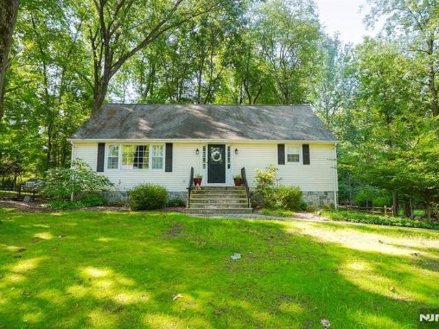 11 Haring Dr, Old Tappan, NJ 07675