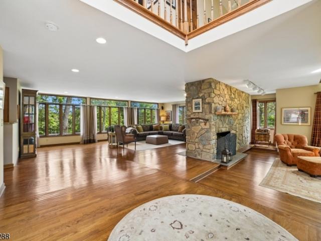 11 Hawthorne Ct