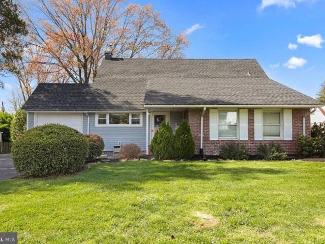 11 Hawk Rd, Levittown, PA 19056