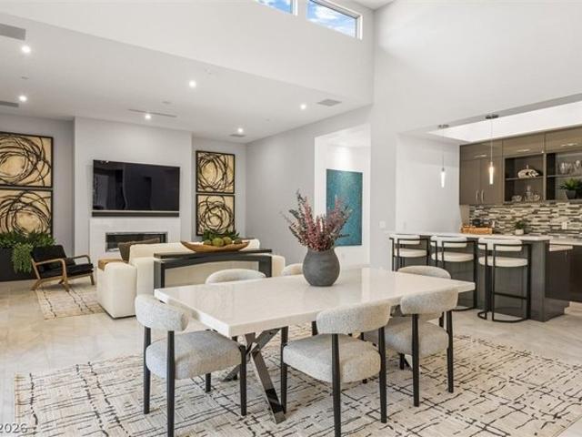 11 Hawkeye Ln, Las Vegas, NV 89135
