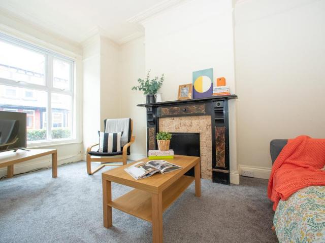 11 Hessle Mount, Hyde Park, Leeds. 5 bed terraced house to rent £2,275 pcm £525 pw